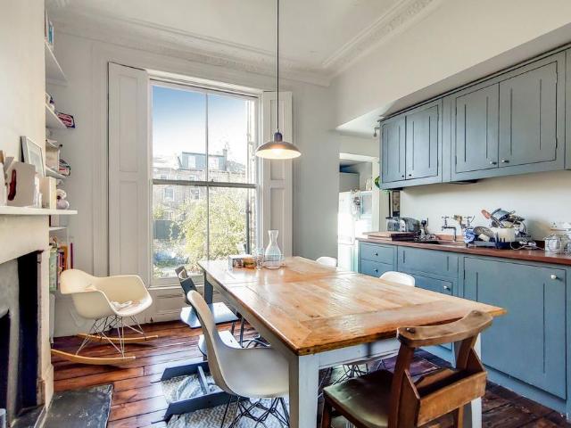 Victoria Park Road, Victoria Park. 2 bed maisonette to rent £4,500 pcm £1,038 pw