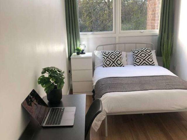 Victoria Park Square Room 4