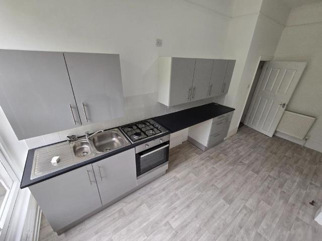 Victoria Park 1 bed flat to rent £725 pcm £167 pw
