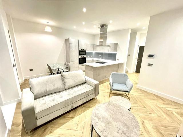 Victoria Residence, 8 Silvercroft. 2 bed house to rent £2,050 pcm £473 pw