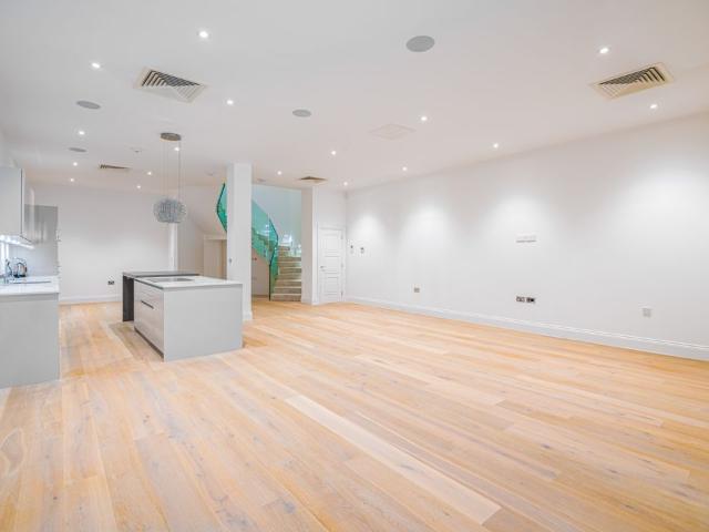 Victoria Residences, Victoria Street, Windsor SL4, 2 bed flat to rent, £3,000 pcm | PrimeLocation