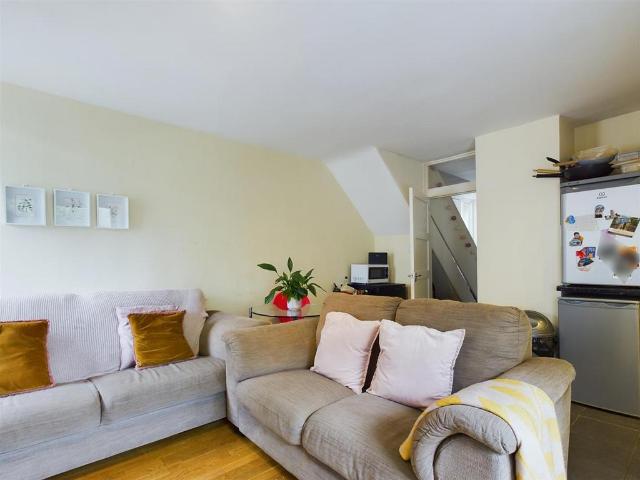 Victoria Rise, Clapham Common 4 bed maisonette to rent £4,100 pcm £946 pw