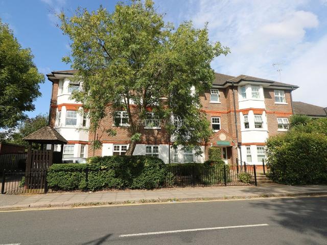Victoria Road, Mill Hill NW7, 2 bed flat to rent, £1,975 pcm | PrimeLocation