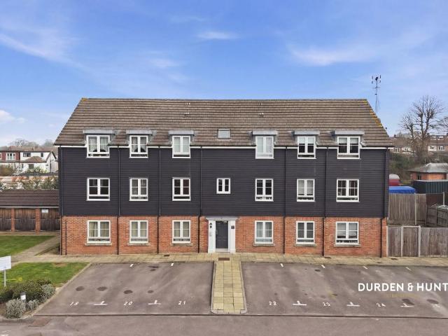 Victoria Road, Ongar, CM5 2 bed apartment to rent £1,450 pcm £335 pw