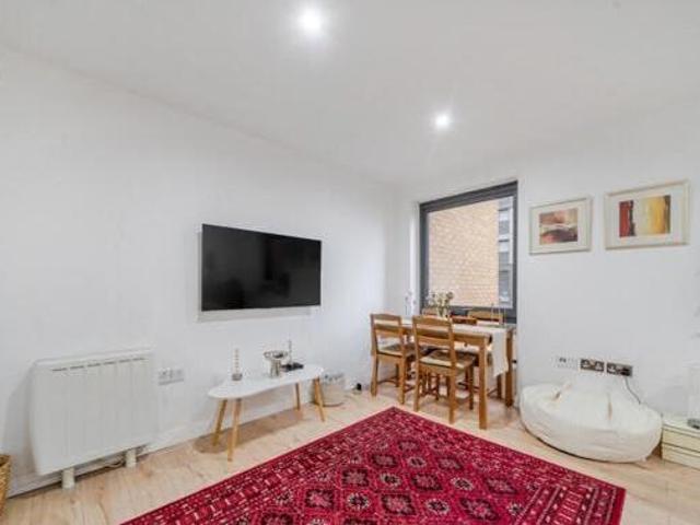 Victoria Road, Acton, Studio Flat For
