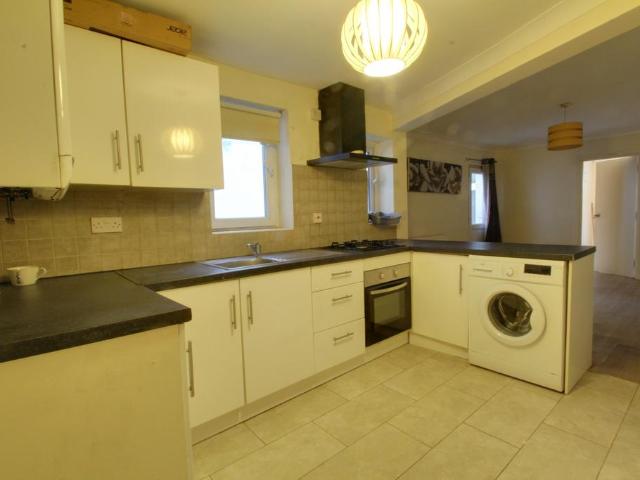 Victoria Road, Aldershot GU11 3 bed apartment to rent £1,650 pcm £381 pw