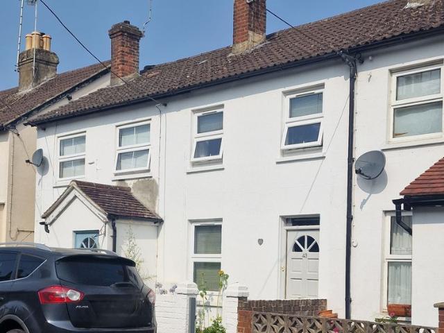 Victoria Road, Alton GU34, 2 bed cottage to rent, £1,450 pcm | PrimeLocation