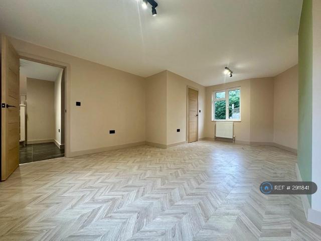 Victoria Road, Ascot, SL5 4 bed semi detached house to rent £2,450 pcm £565 pw