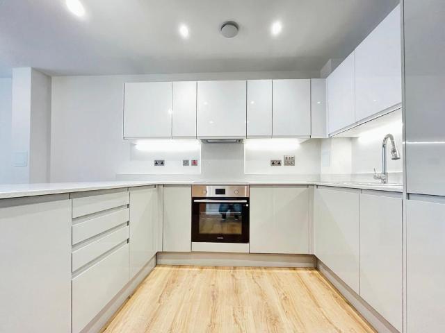 Victoria Road, Ashford TN23 2 bed flat to rent £1,650 pcm £381 pw