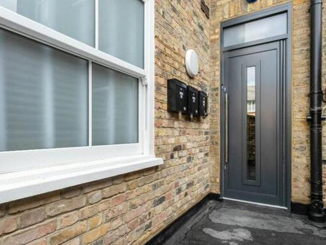 Victoria Road, Buckhurst Hill, Studio Flat For
