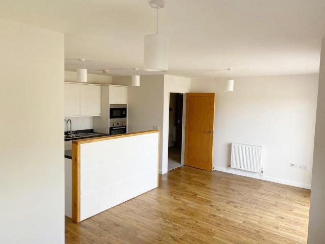 Victoria Road, Burgess Hill RH15 2 bed flat to rent £1,450 pcm £335 pw