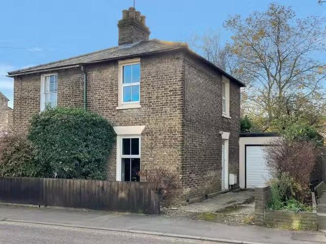 Victoria Road, Cambridge 2 bed semi detached house for sale.