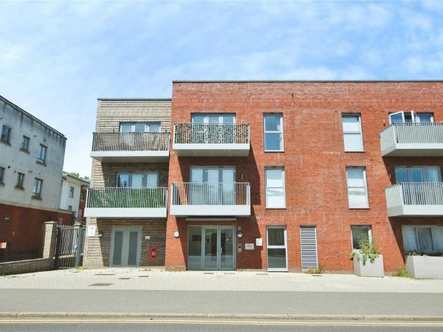 Victoria Road, Chelmsford, Essex, CM1 1 bed apartment to rent £1,225 pcm £283 pw