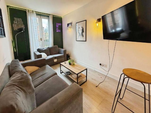 Victoria Road, Fallowfield. 6 bed house to rent £3,510 pcm £810 pw