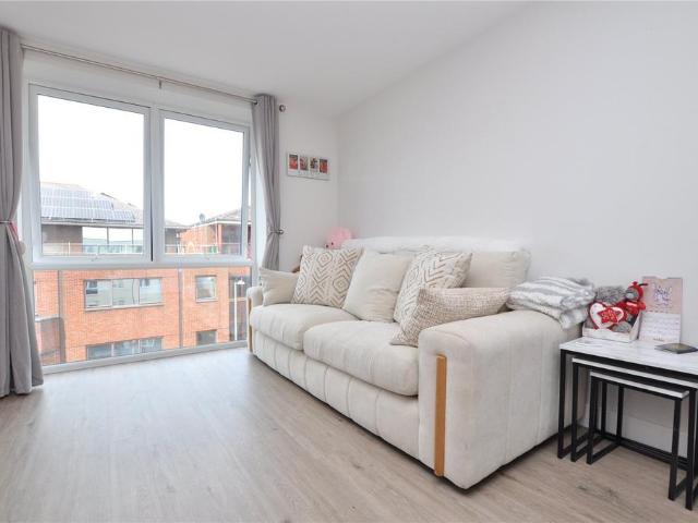 Victoria Road, Farnborough GU14 1 bed penthouse to rent £1,195 pcm £276 pw