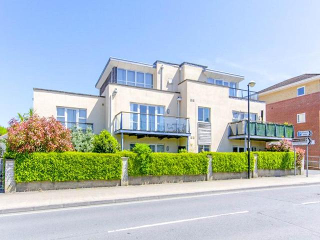 Victoria Road, Ferndown, Dorset 3 bed maisonette to rent £1,495 pcm £345 pw