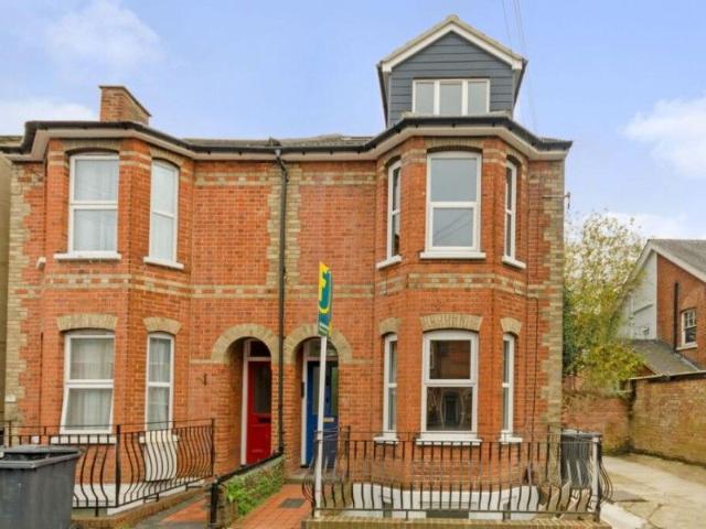 Victoria Road GU1, 1 bed flat to rent, £1,350 pcm | PrimeLocation