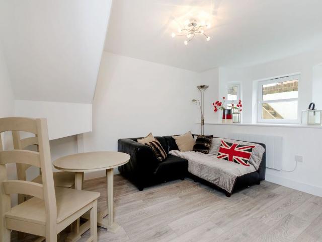Victoria Road, Guildford GU1, 1 bed flat to rent, £1,400 pcm | PrimeLocation