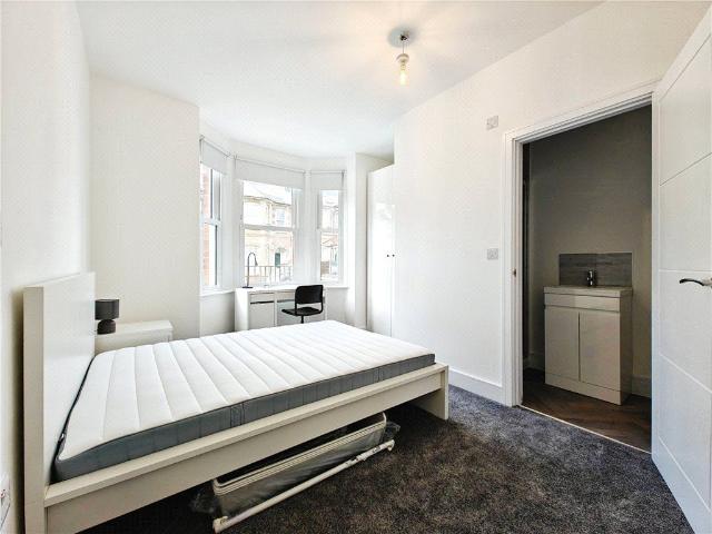 Victoria Road, Guildford, Surrey GU1, Room to rent, £995 pcm | PrimeLocation