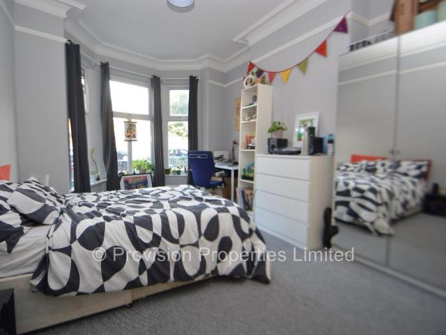 Victoria Road, Hyde Park LS6 8 bed end of terrace house to rent £3,917 pcm £904 pw