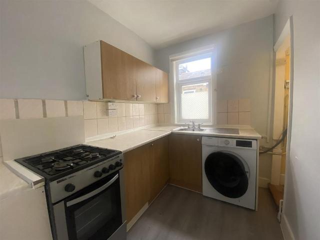 Victoria Road, Hendon 2 bed maisonette to rent £1,650 pcm £381 pw
