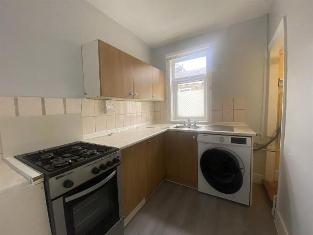 Victoria Road, Hendon NW4, 2 bed maisonette to rent, £1,650 pcm | PrimeLocation