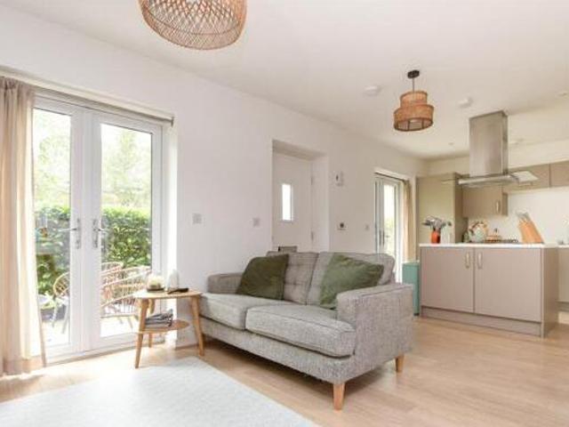 Victoria Road, Horley, 2 Bedroom Terraced