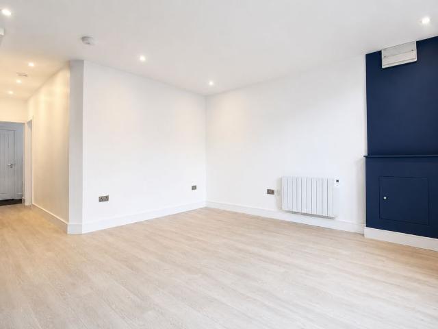 Victoria Road, Horley, West Sussex RH6, 1 bed maisonette to rent, £1,175 pcm | PrimeLocation