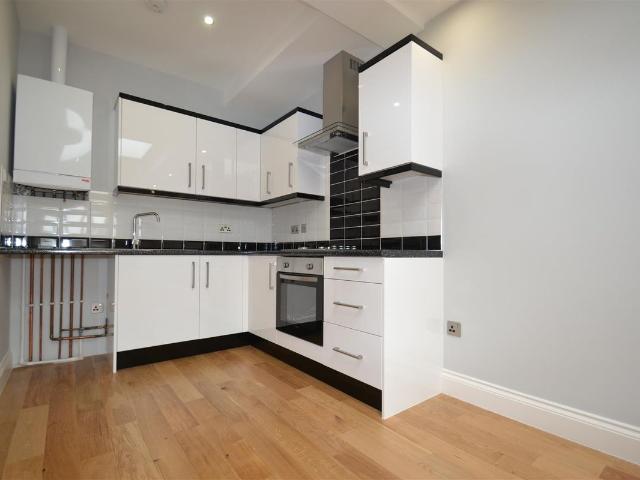 Victoria Road, Horley RH6, 1 bed flat to rent, £1,300 pcm | PrimeLocation