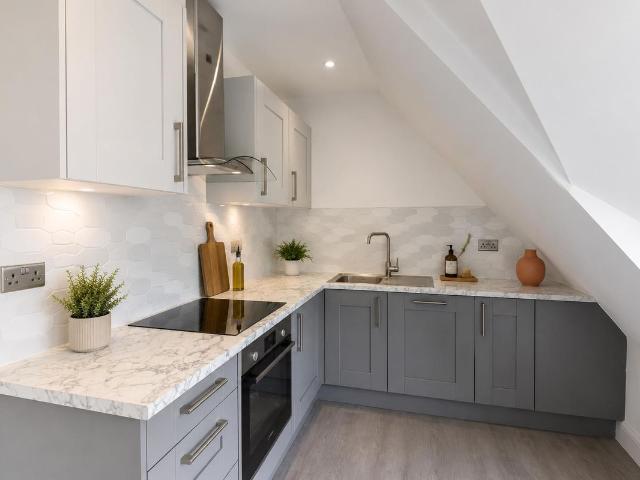 Victoria Road, Horley RH6, 1 bed property to rent, £1,350 pcm | PrimeLocation