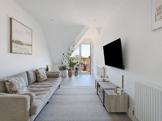 Victoria Road, Horley, Surrey RH6, 2 bed flat to rent, £1,400 pcm | PrimeLocation