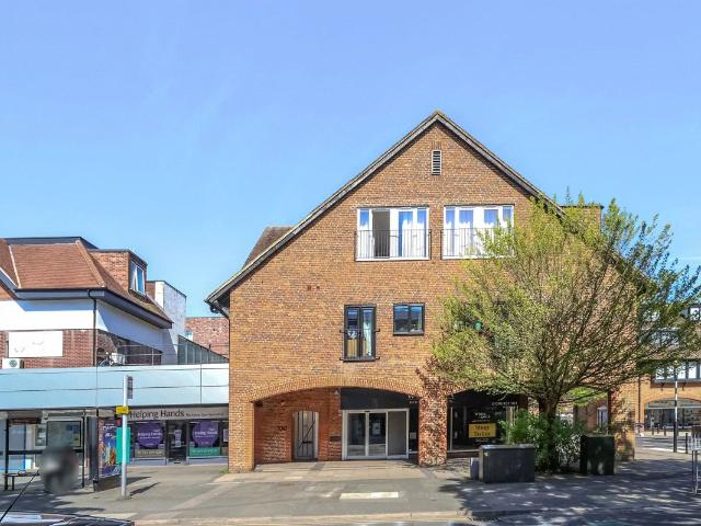 Victoria Road, Horley, Surrey RH6, 2 bed flat to rent, £1,500 pcm | PrimeLocation