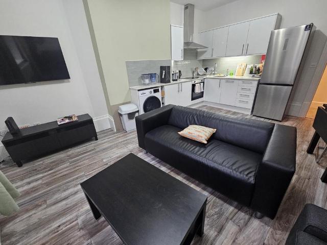 Victoria Road, Leeds 2 bed flat to rent £1,395 pcm £322 pw