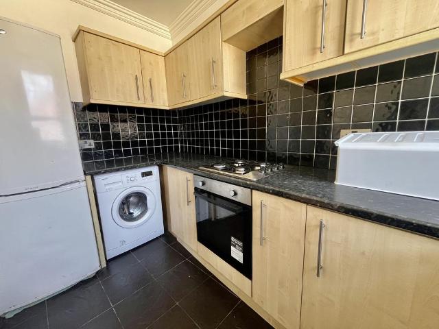 Victoria Road, LEEDS 4 bed flat to rent £2,167 pcm £500 pw