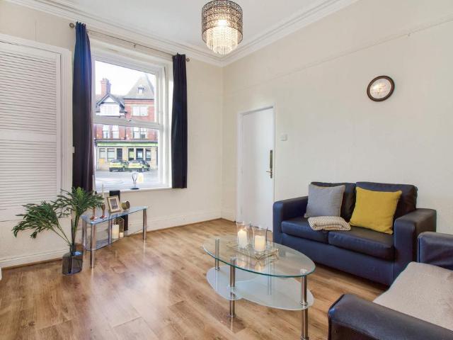 VICTORIA ROAD, Leeds 4 bed house to rent £1,473 pcm £340 pw
