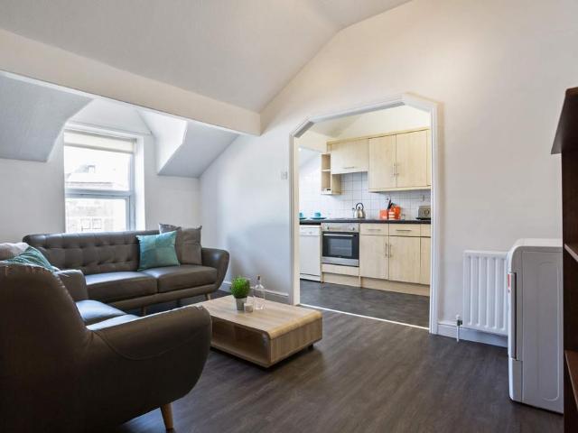 VICTORIA ROAD, Leeds 5 bed house to rent £2,492 pcm £575 pw