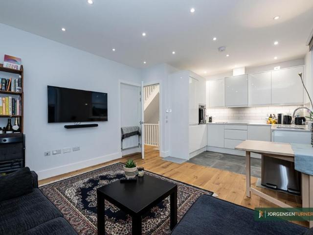 Victoria Road, London 3 bed flat to rent £3,200 pcm £738 pw