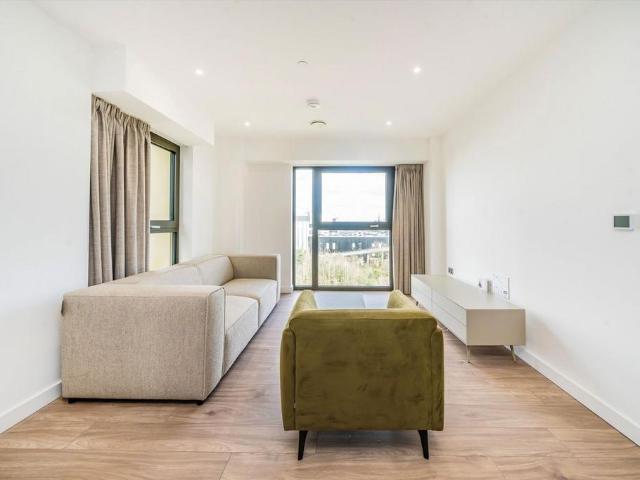 Victoria Road, London W3 1 bed flat to rent £2,050 pcm £473 pw