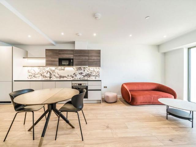 Victoria Road, London W3 1 bed flat to rent £2,350 pcm £542 pw