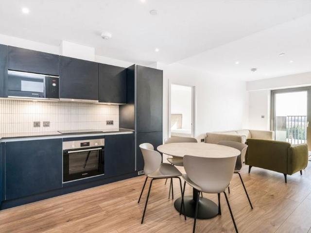 Victoria Road, London W3 2 bed flat to rent £2,598 pcm £600 pw