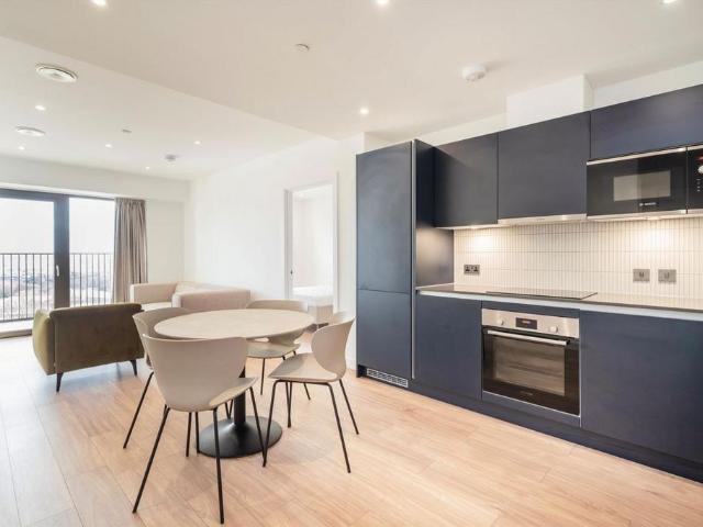 Victoria Road, London W3 2 bed flat to rent £2,650 pcm £612 pw