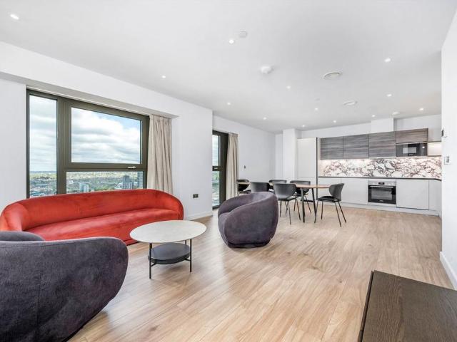 Victoria Road, London W3 3 bed flat to rent £4,130 pcm £953 pw