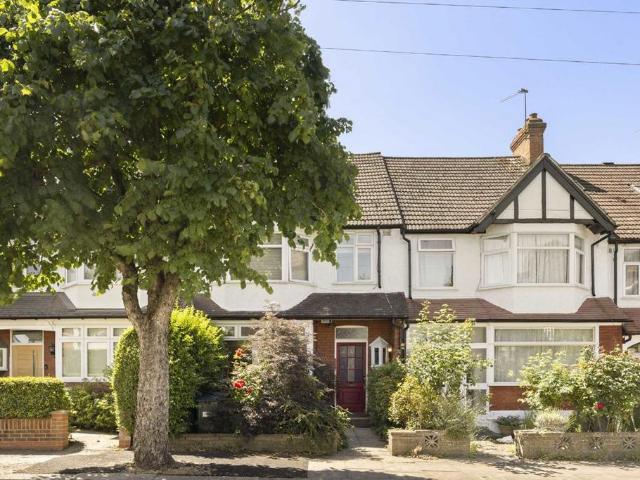 Victoria Road, London NW7 3 bed flat to rent £2,400 pcm £554 pw