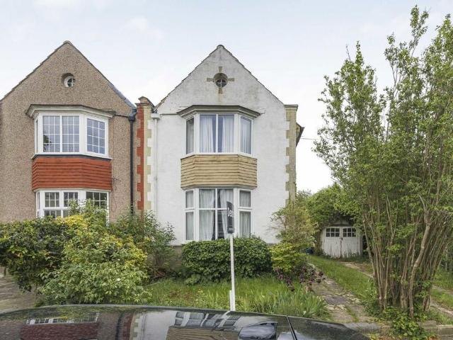 Victoria Road, London NW7 3 bed flat to rent £2,750 pcm £635 pw