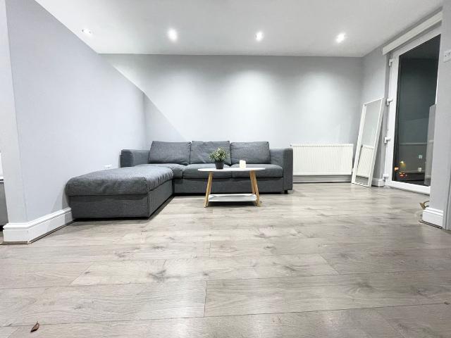 Victoria Road, London NW7, 3 bed flat to rent, £2,400 pcm | PrimeLocation