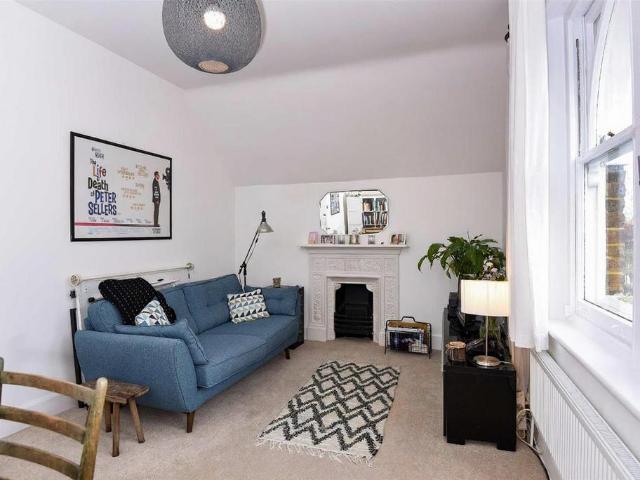 Victoria Road, Queen's Park, NW6 1 bed flat to rent £1,900 pcm £438 pw