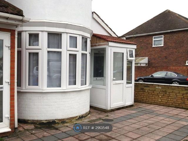 Victoria Road, Ruislip HA4, 1 bed flat to rent, £1,400 pcm | PrimeLocation