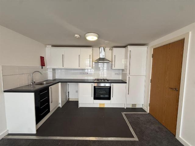 Victoria Road, Romford RM1, 2 bed flat to rent, £1,700 pcm | PrimeLocation