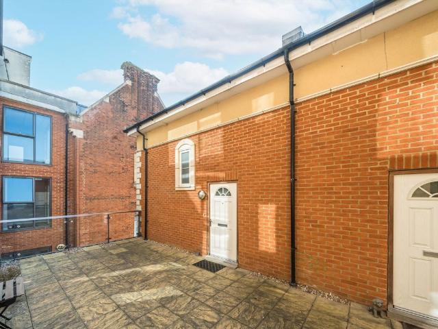 Victoria Road, Surbiton KT6, 2 bed flat to rent, £2,350 pcm | PrimeLocation
