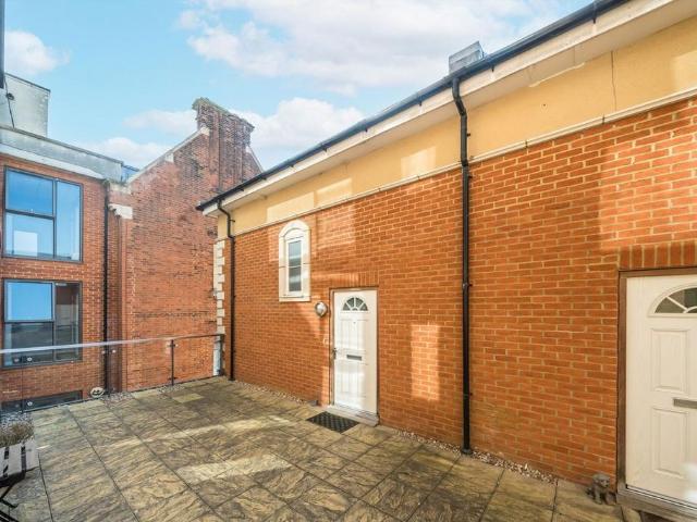 Victoria Road, Surbiton KT6 2 bed flat to rent £2,350 pcm £542 pw